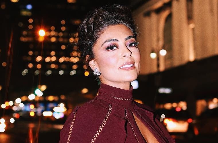 Com decote com parte dos seios à mostra Juliana Paes esbanja no look